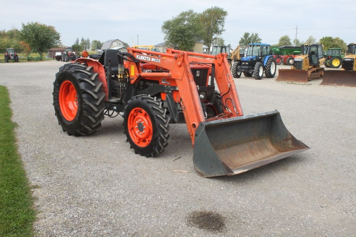Kubota M6030 4wd tractor, rops, M620 SL loader, 1 remote, 8x8 shuttle ...