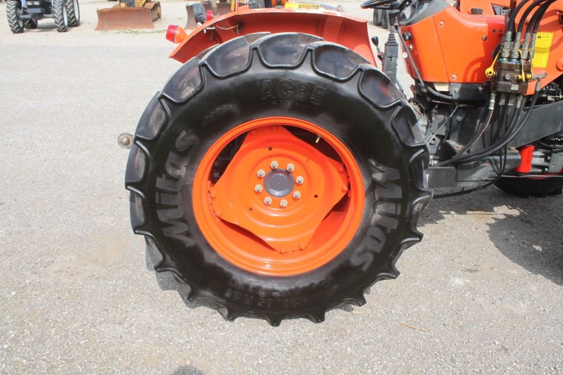 Kubota M6030 4wd tractor, rops, M620 SL loader, 1 remote, 8x8 shuttle ...