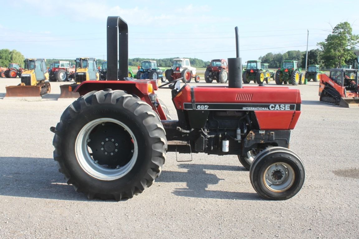 Case/Int 685 2wd tractor, rops, 8speed, 18.4x30, 1 remote, 4338 hours ...