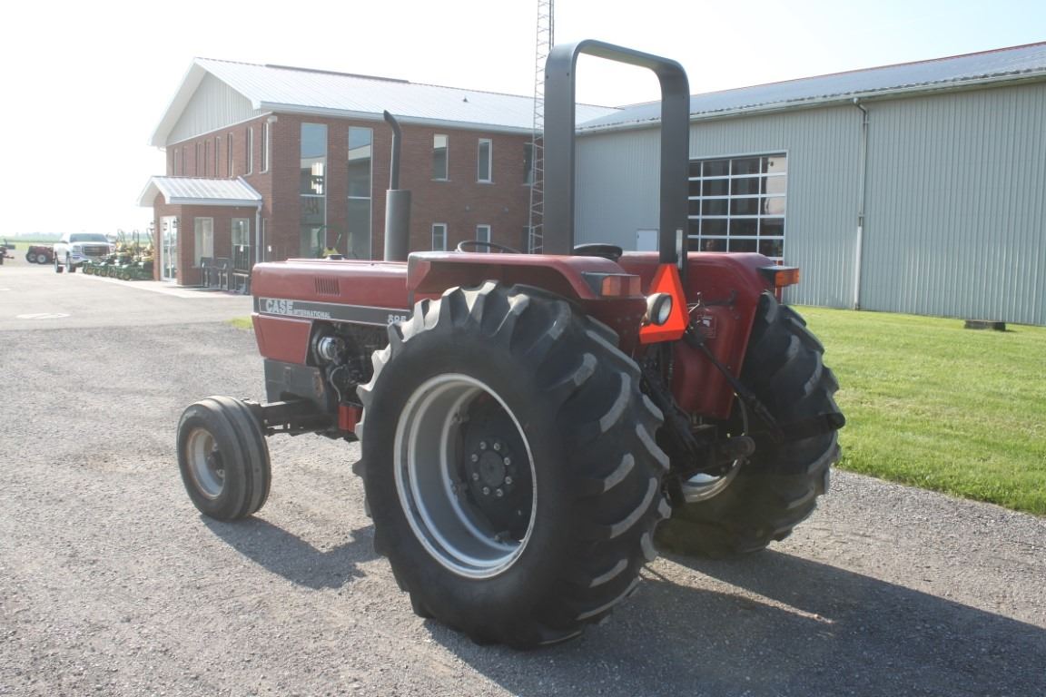 Case/Int 685 2wd tractor, rops, 8speed, 18.4x30, 1 remote, 4338 hours ...