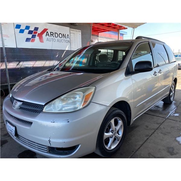 2004 TOYOTA SIENNA