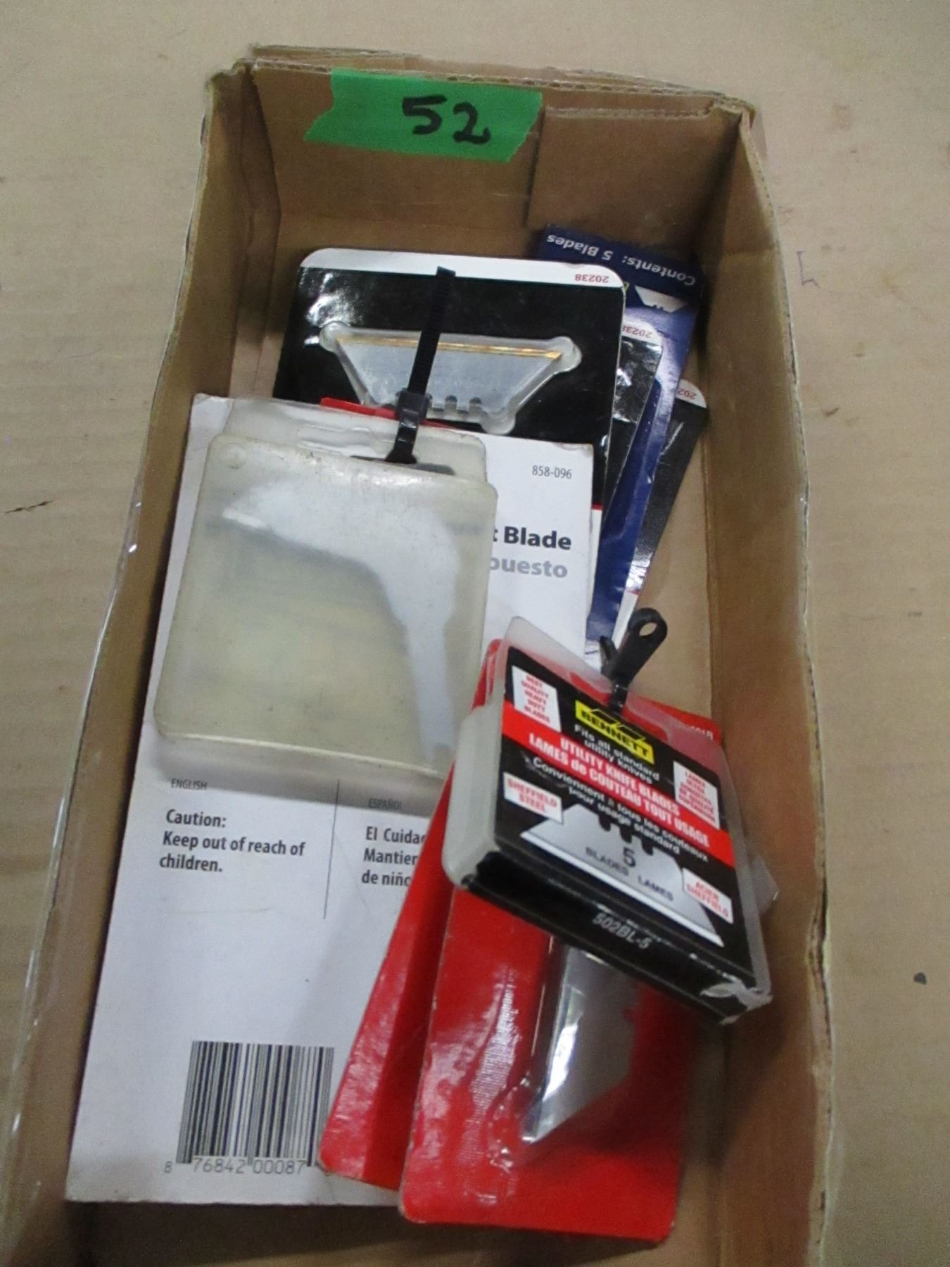 ESTATE: FLAT C/W ASSORTED KNIFE BLADES