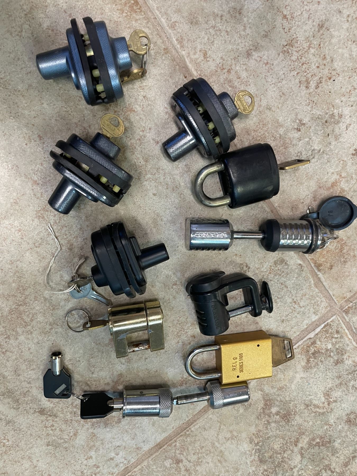 TEN Gun Locks with Keys in Basket