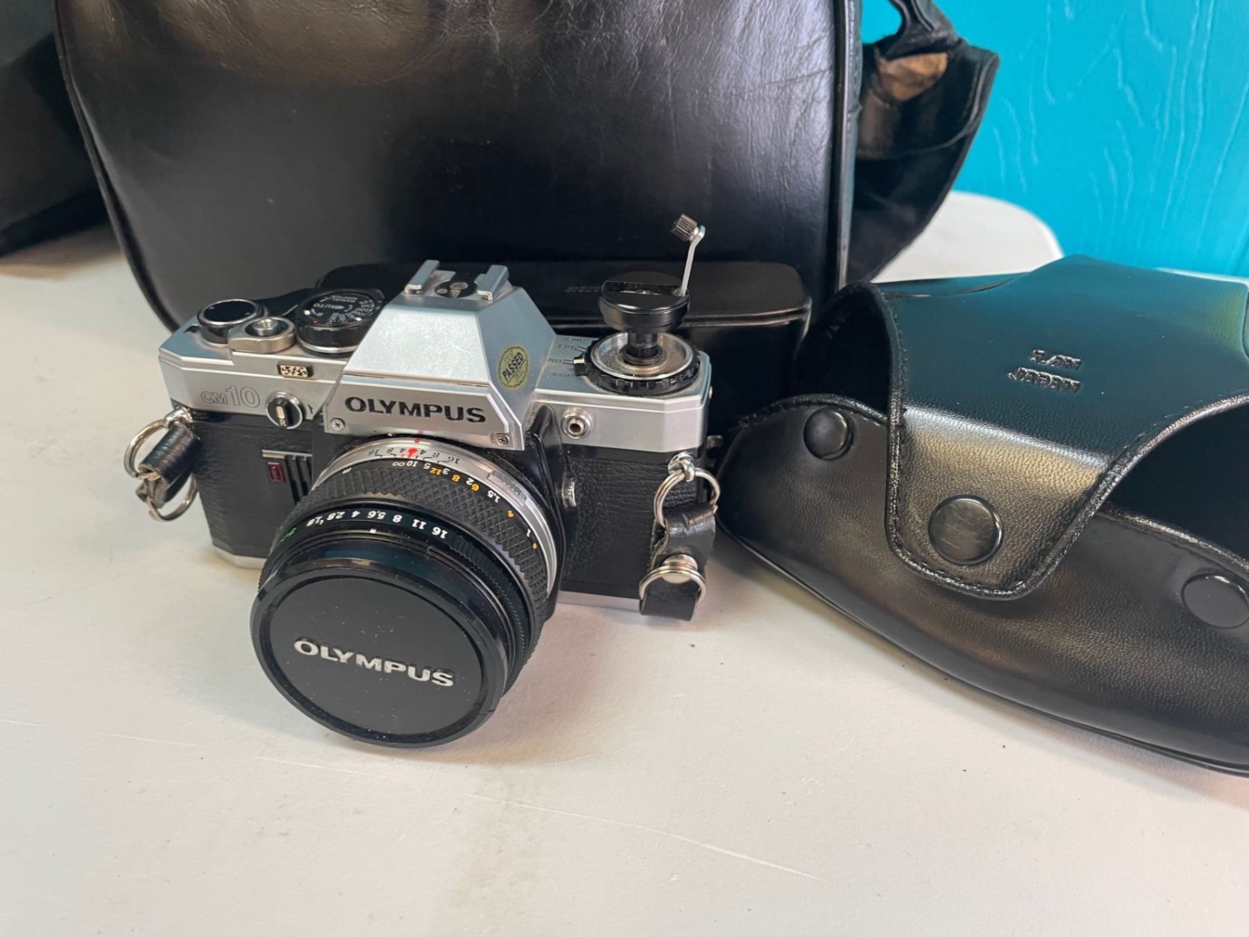 Olympus OM10 35MM Camera With THREE Lenses, Flash and Case