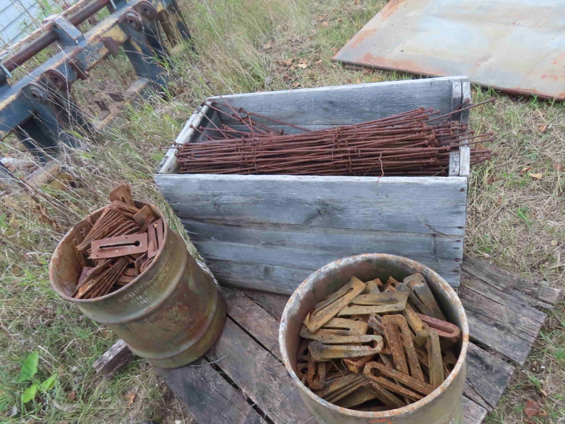 Concrete Form Snap Ties and Wedges in Metal Barrels - McSherry Auction ... Concrete Form Snap Ties and Wedges in Metal Barrels - McSherry Auction ...