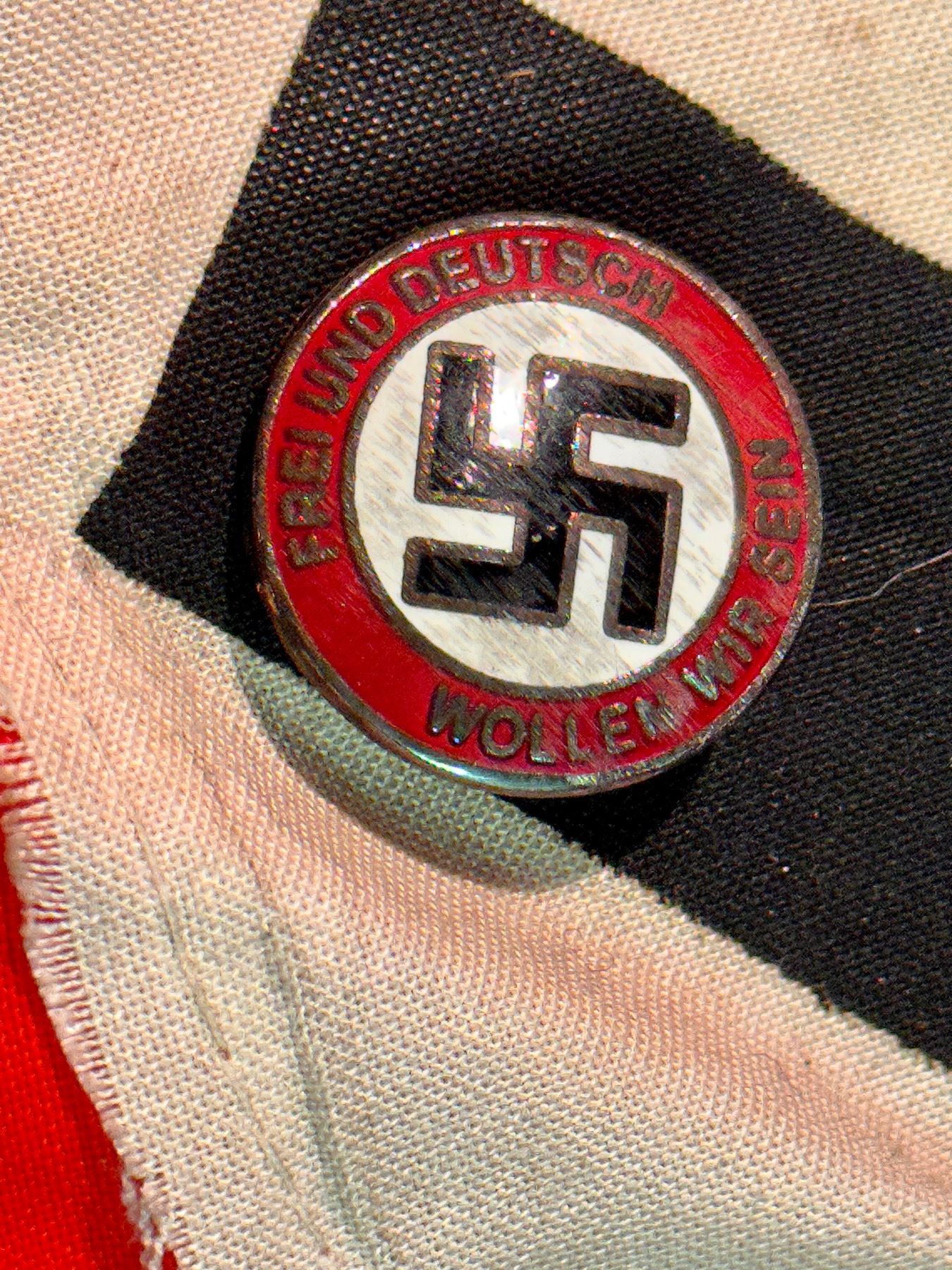 WW2 GERMAN NAZI FREI UND DEUTSCH WOLLEN WIR SEIN LAPEL PIN BADGE MARKED RZM