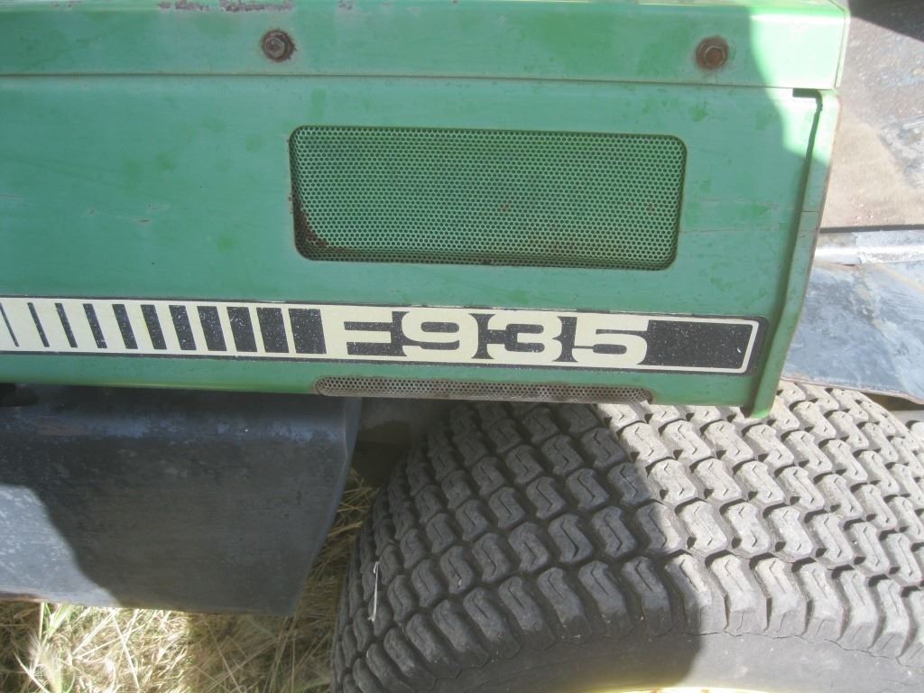 John Deere F935 riding lawn mower runs & drives
