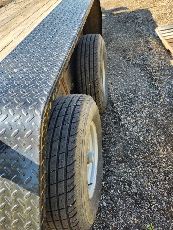 2015 load trail 23 feet long with folding ramps