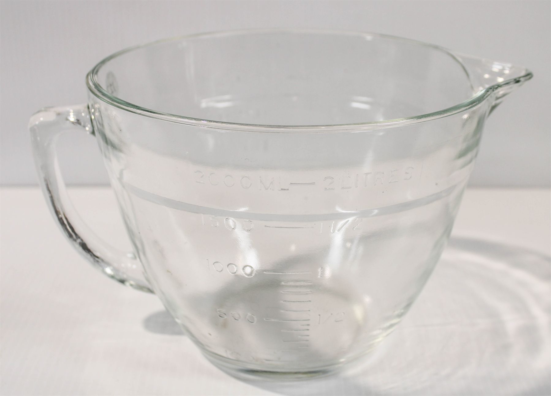 2 LITER ANCHOR HOCKING MEASURING / MIXING BOWL