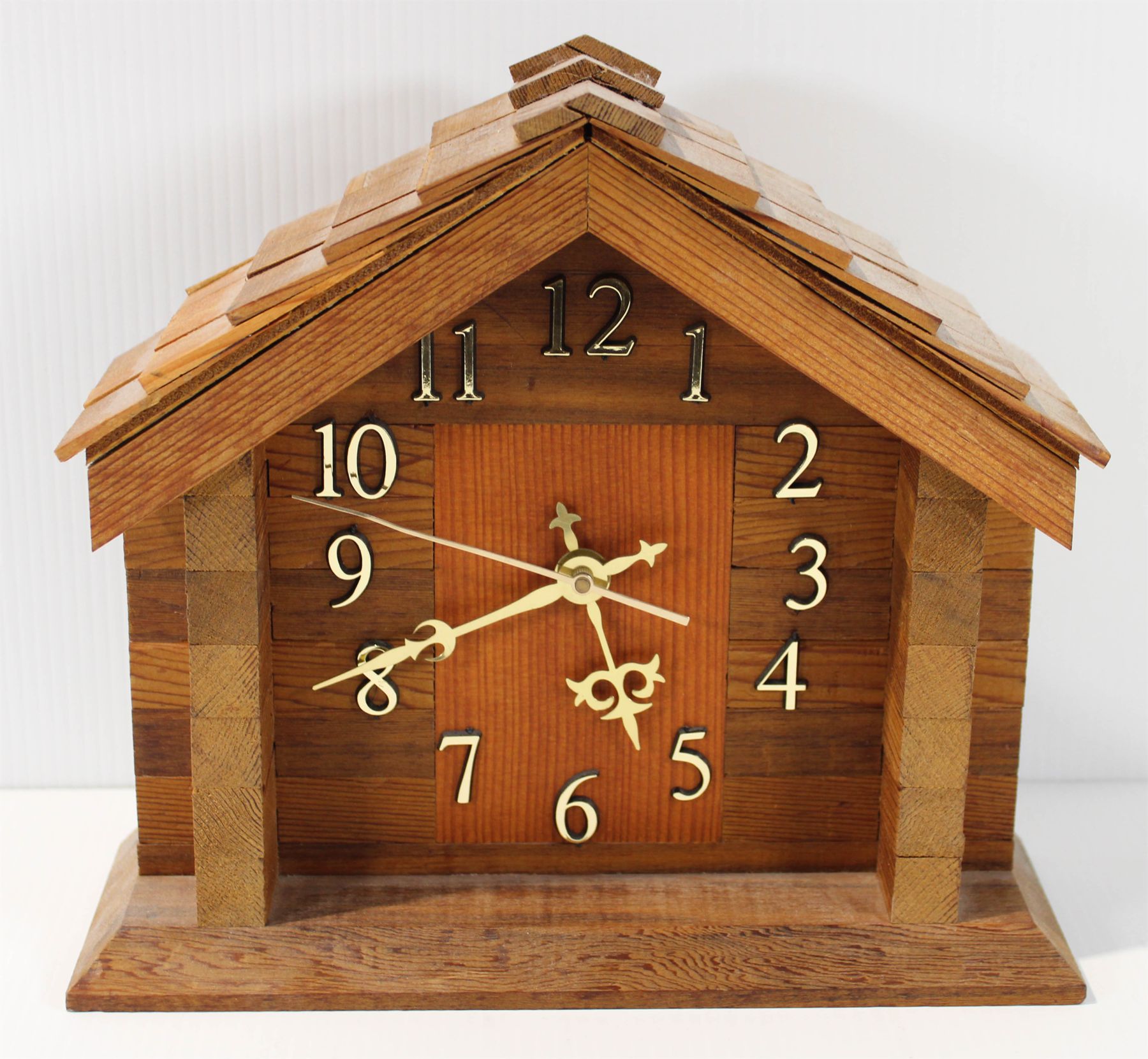 LOG CAMBIN THEMED WALL CLOCK