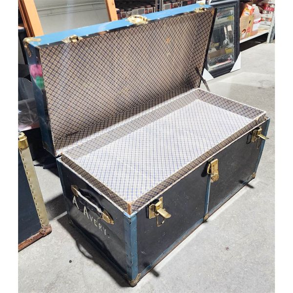 VINTAGE METAL TRUNK WITH REMOVABLE SHELF