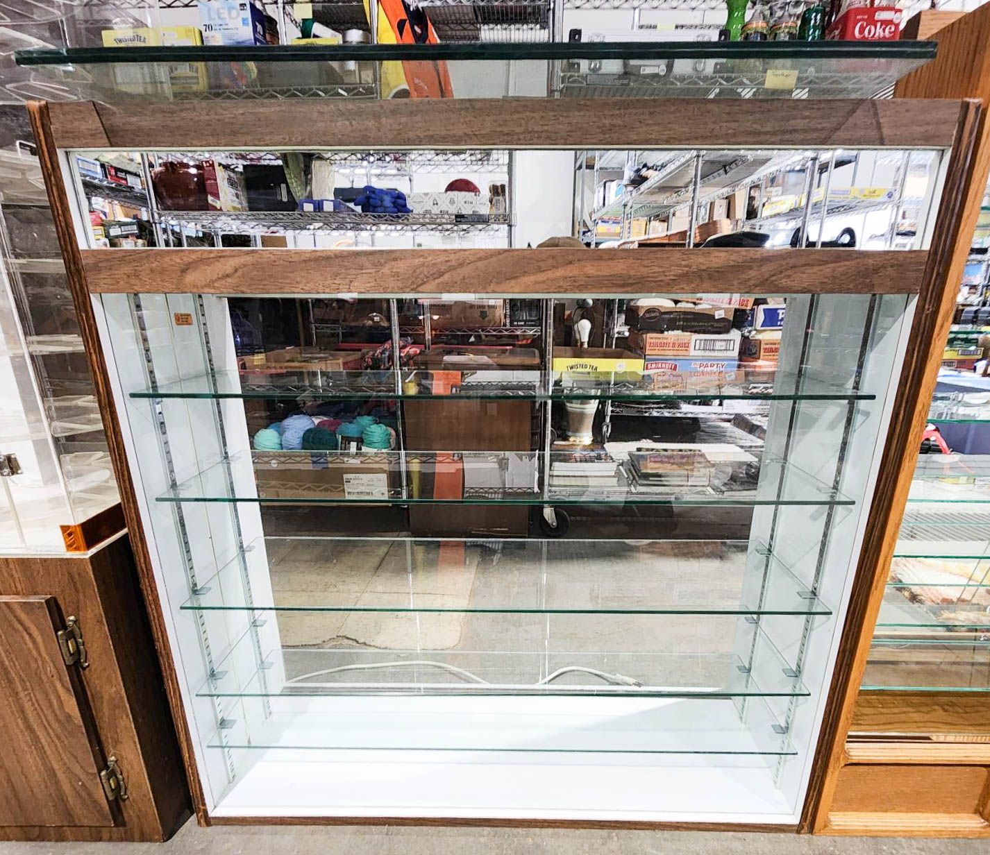 LIGHT-UP DISPLAY CASE W/ GLASS SHELVES & DOORS