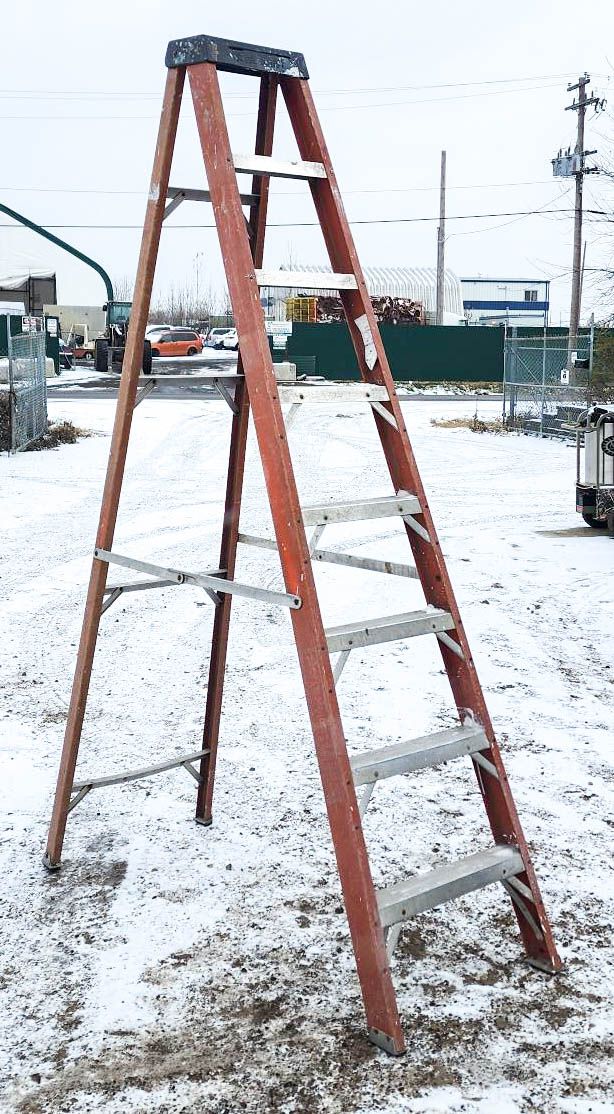 8FT STEP LADDER, LOAD RANGE 250LBS