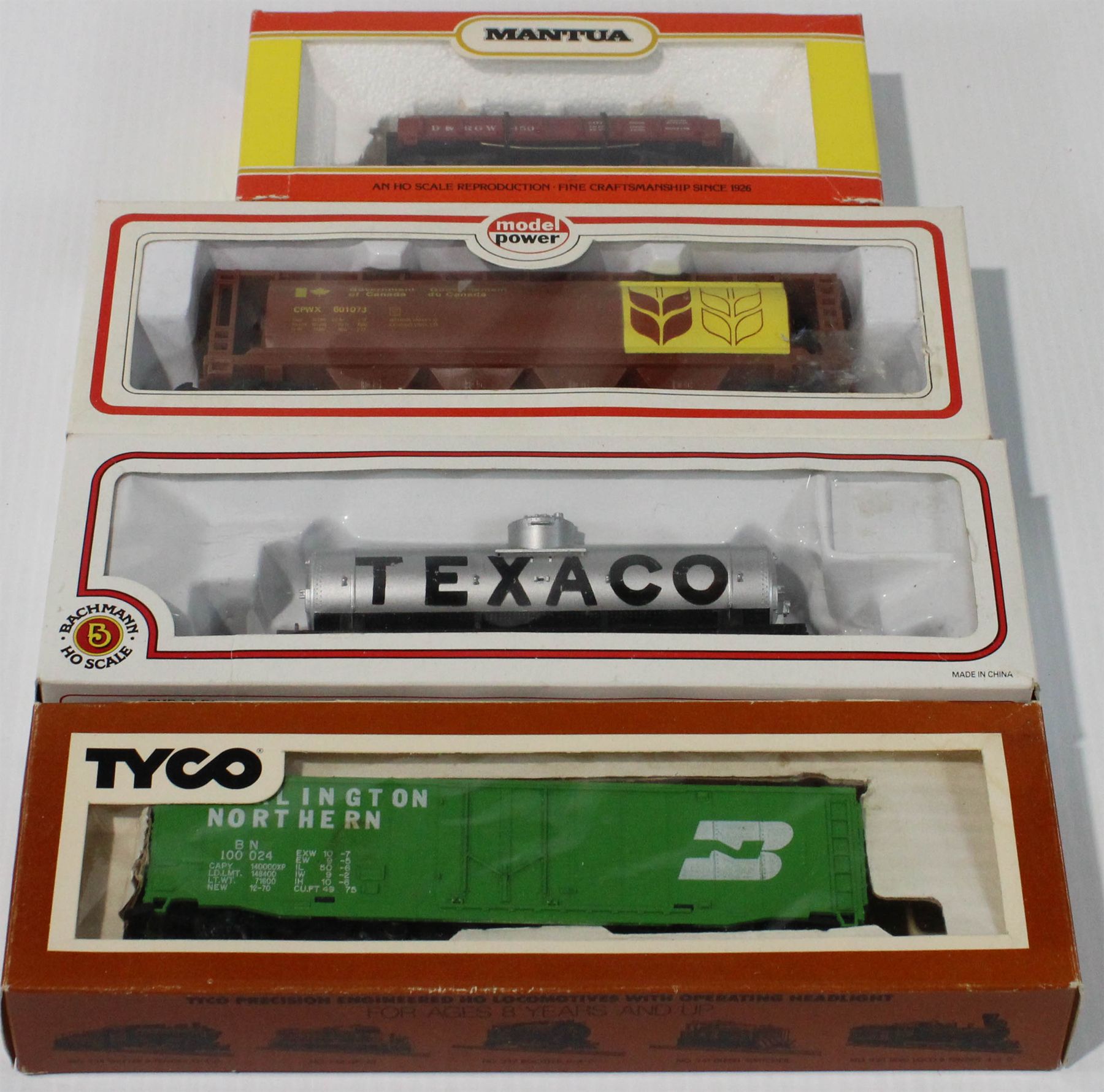 HO SCALE MODEL RAILROAD CARS