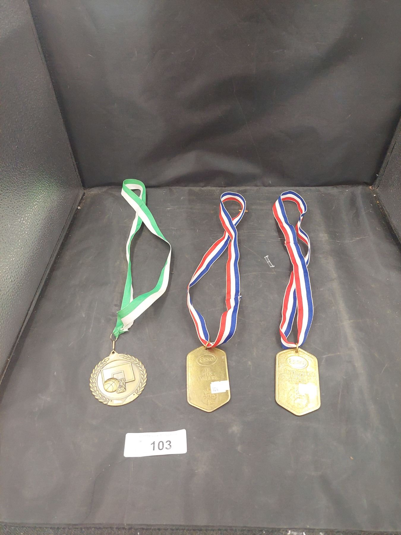 3 Medals, 2 esso