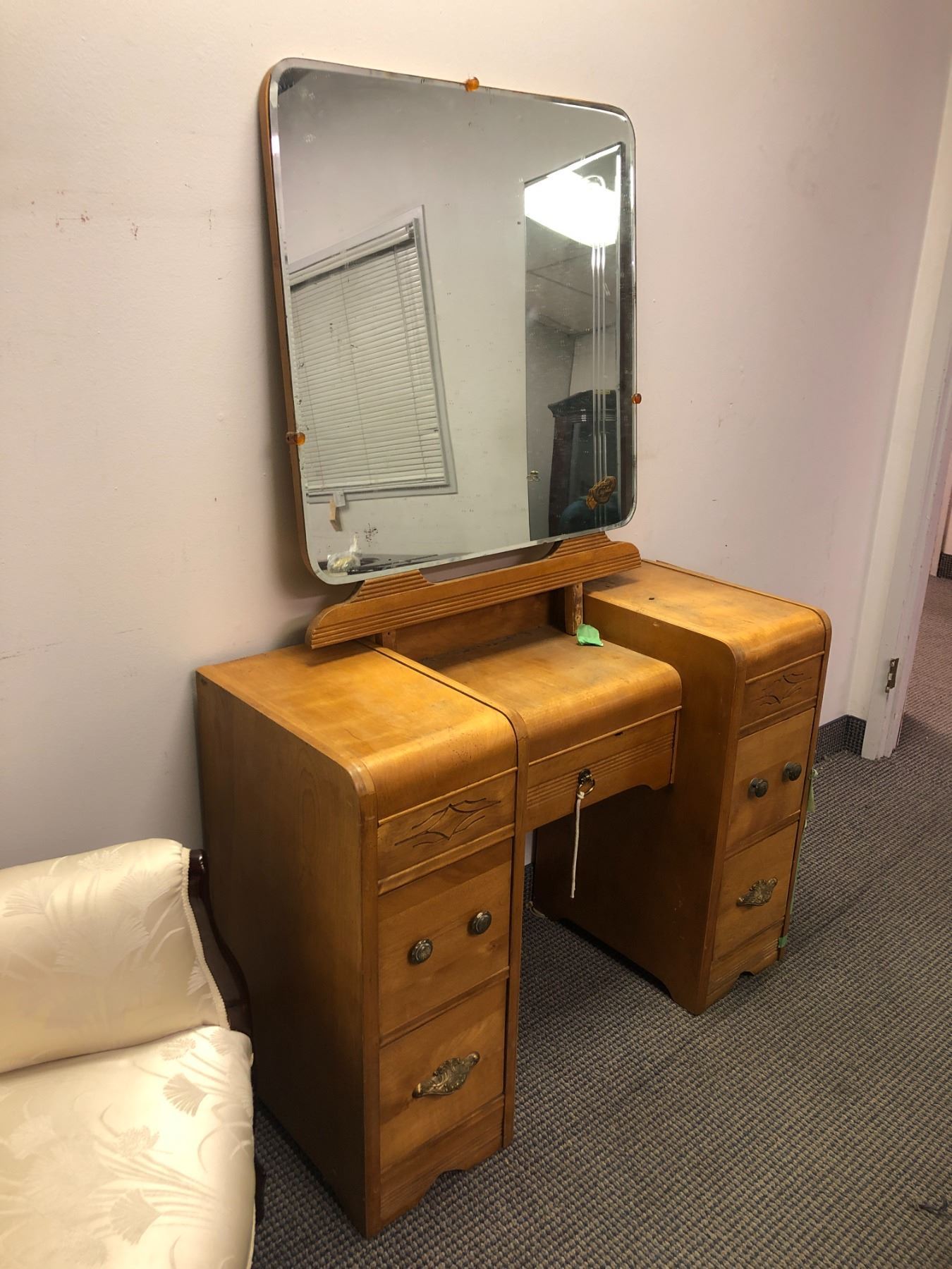 Wooden waterfall vanity makeup table w/ round mirror