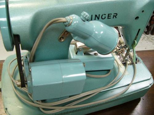 Singer Sewing Machine Portable Green, Catalog RFJ12-8 Made in Canada (1)