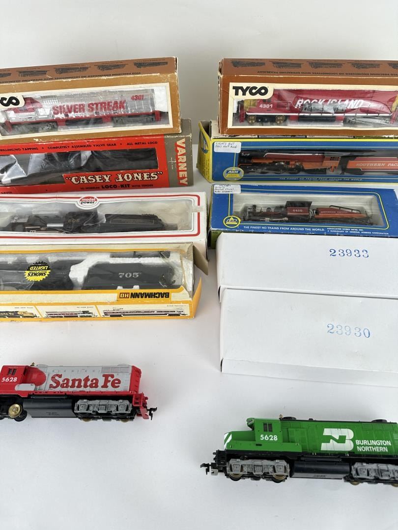Collection of HO Scale Engines Locomotives