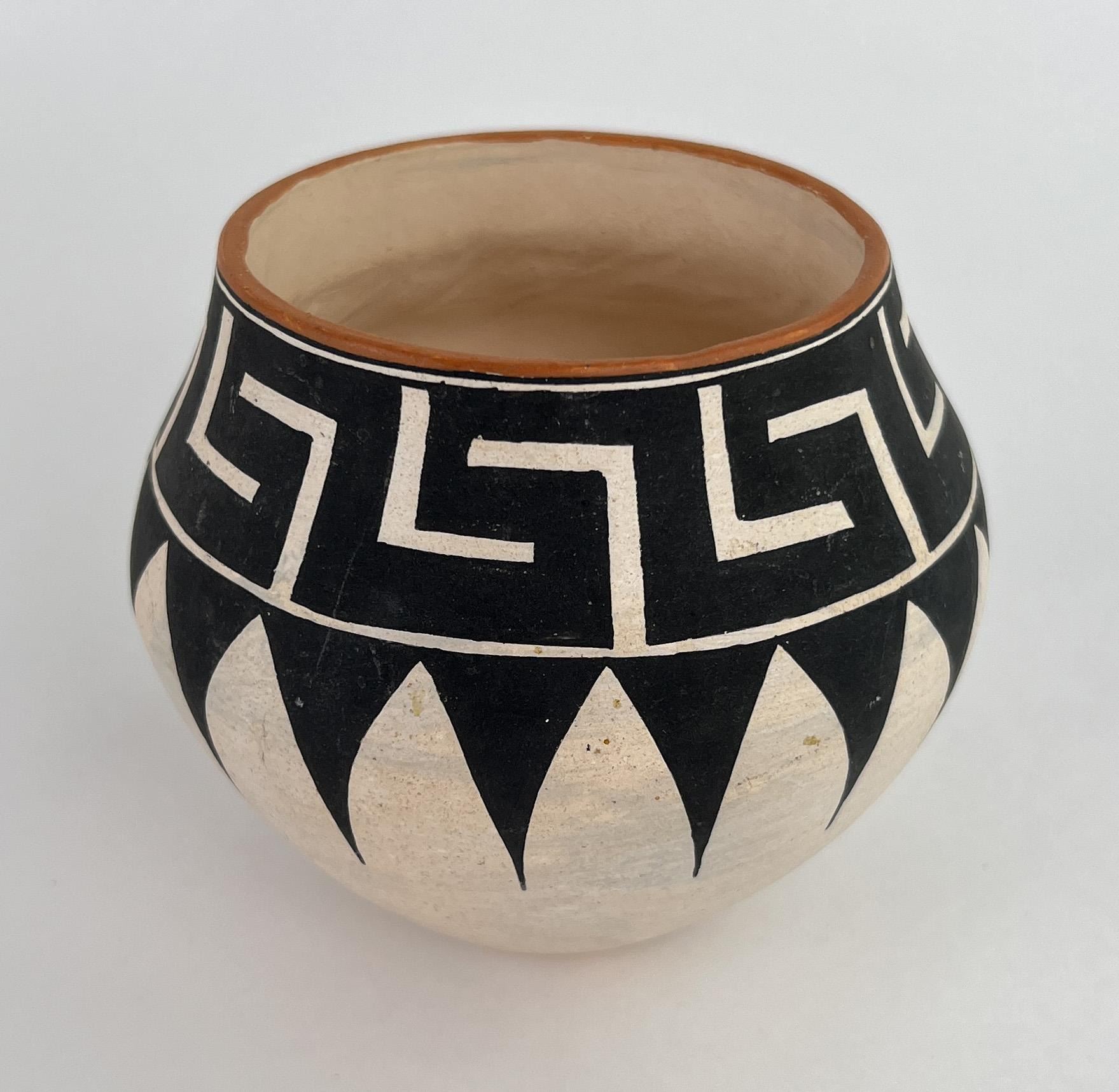 DC Acoma Pueblo Indian Pot