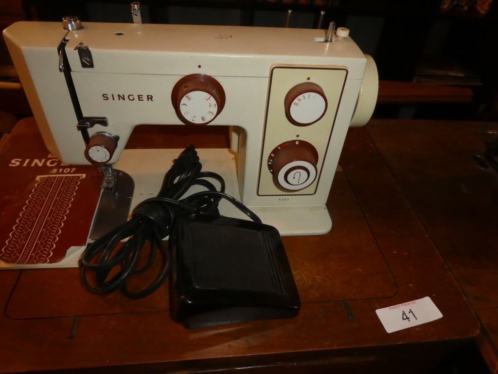 Vintage electric Singer 5107 sewing machine w/