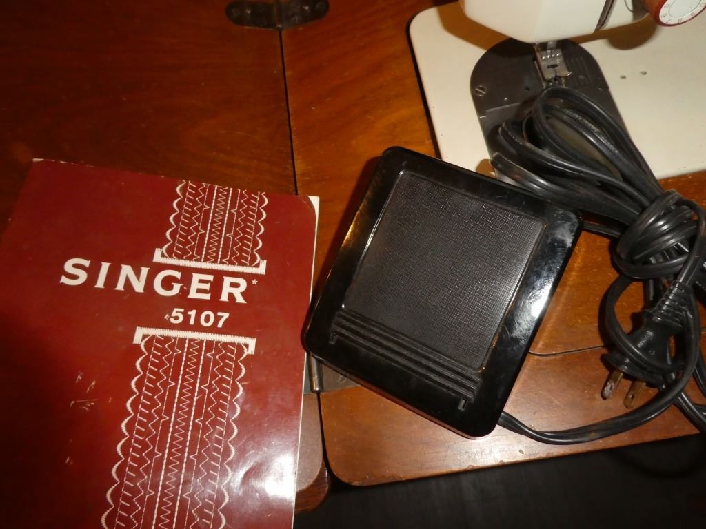 Vintage electric Singer 5107 sewing machine w/
