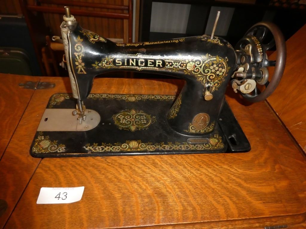 Antique pedal Singer sewing machine w/
