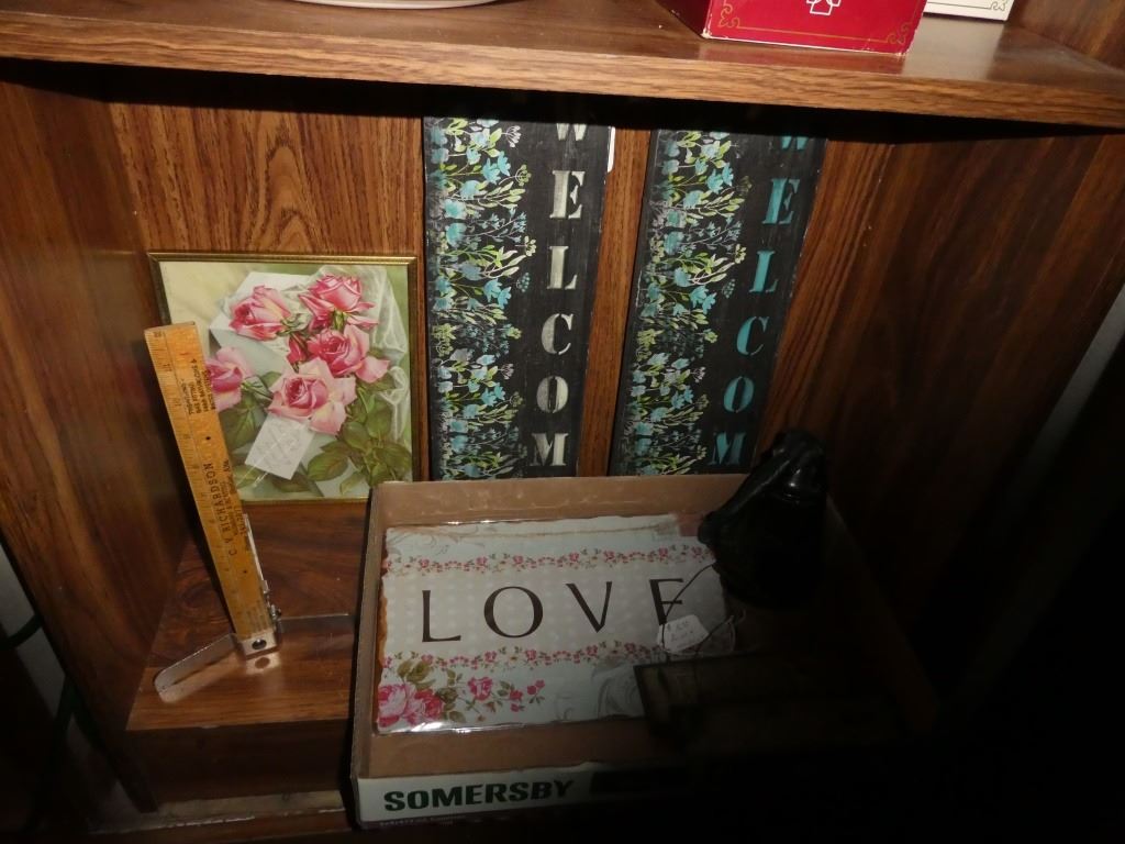 Welcome signs, artwork, water pitcher