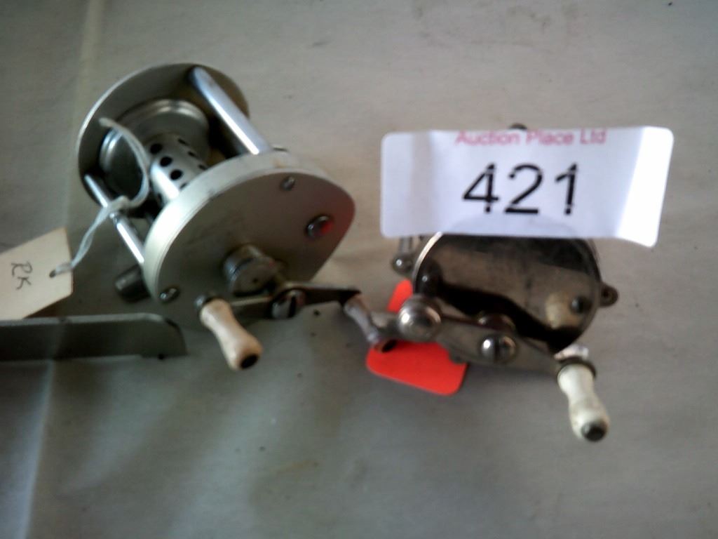 2 fishing reels