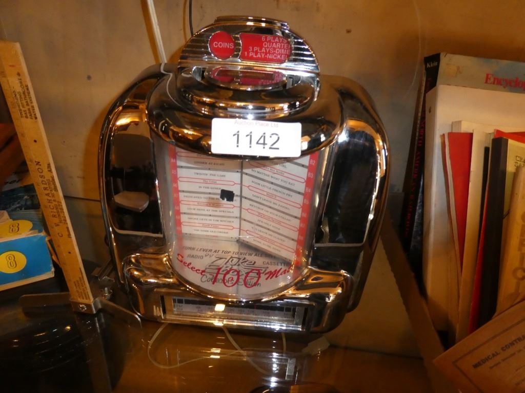Vintage jukebox shaped radio