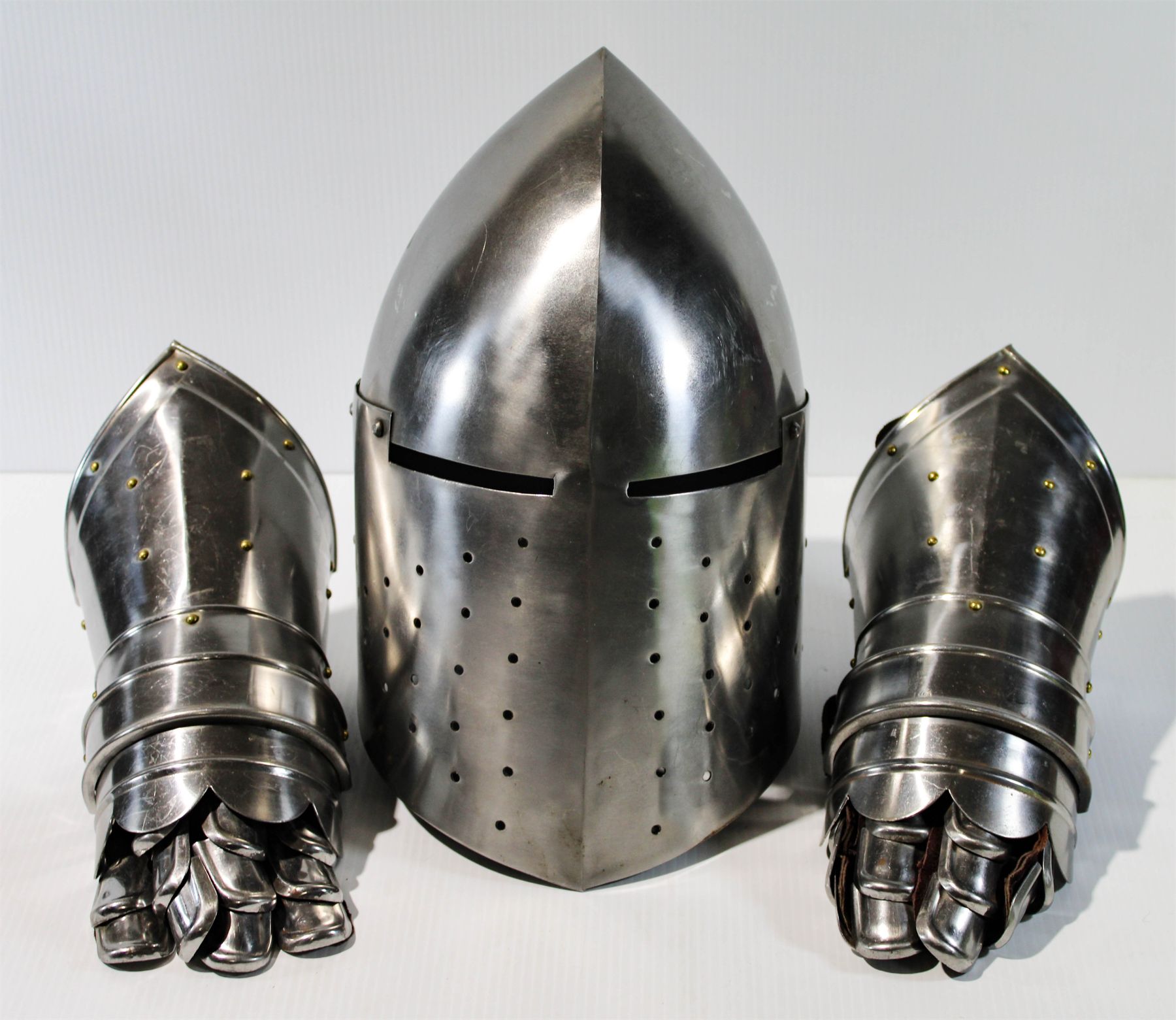 METAL KNIGHTS HELMET AND GAUNTLETS