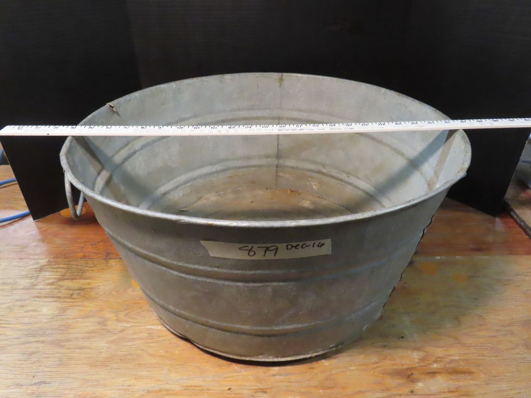 large round tin wash bin - Schmalz Auctions