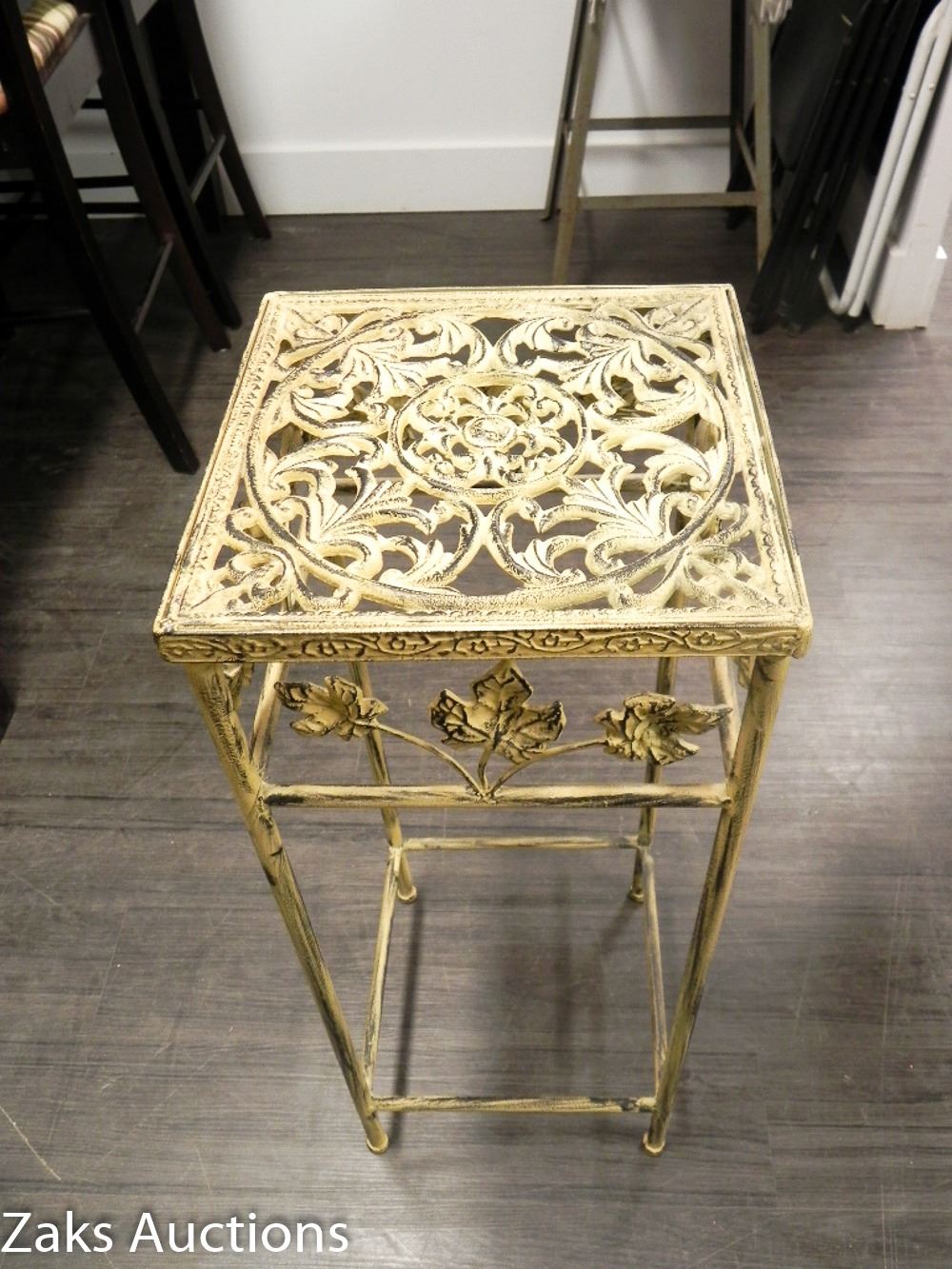 GORGEOUS DISTRESSED PLANT STAND