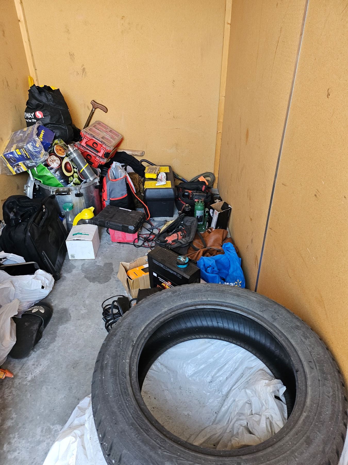 Contents of locker 524 5x10 unit Penticton Self Storage 380 Industrial ...