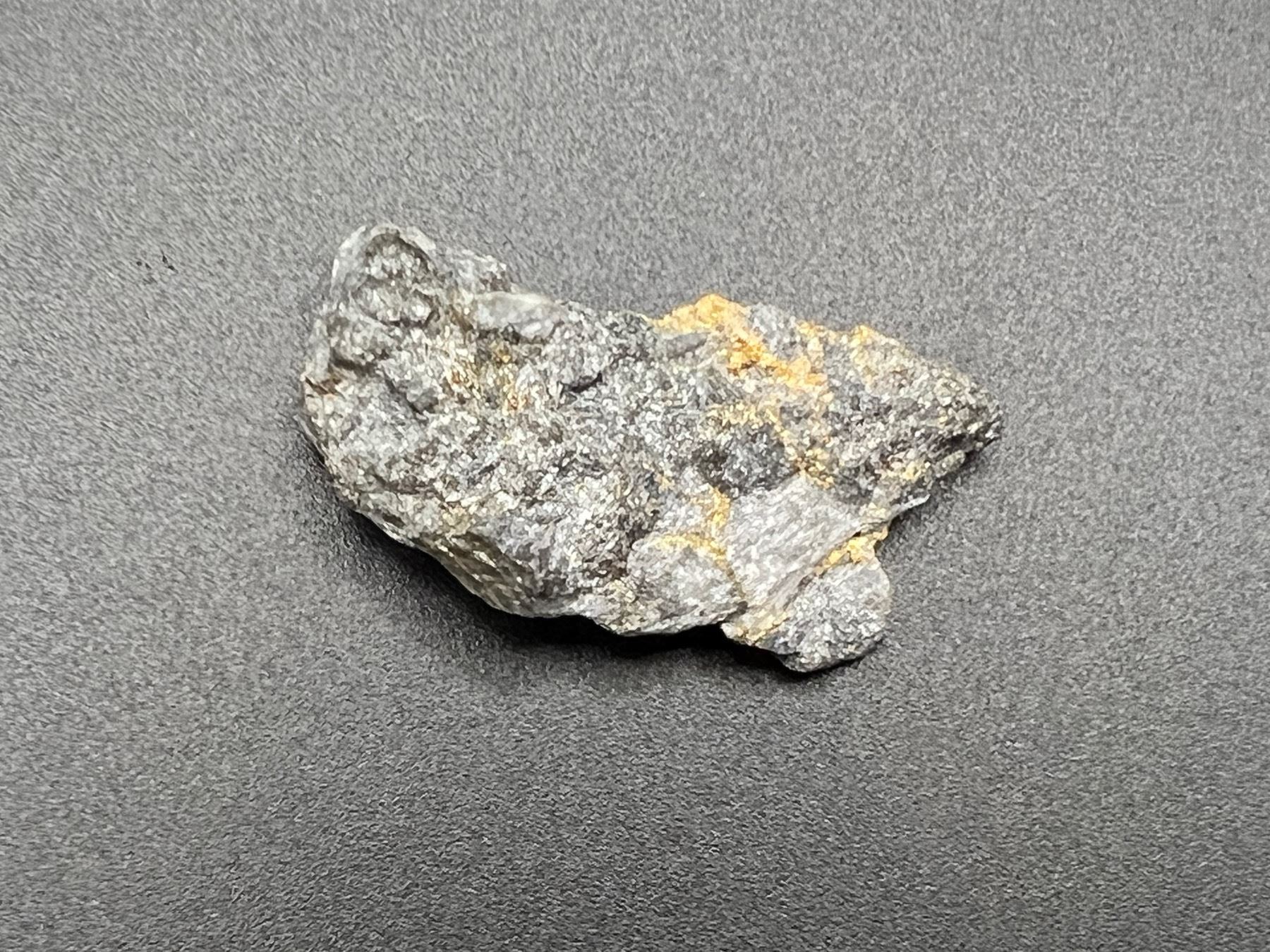 Gold Dust on Black Granite 4,8 gr