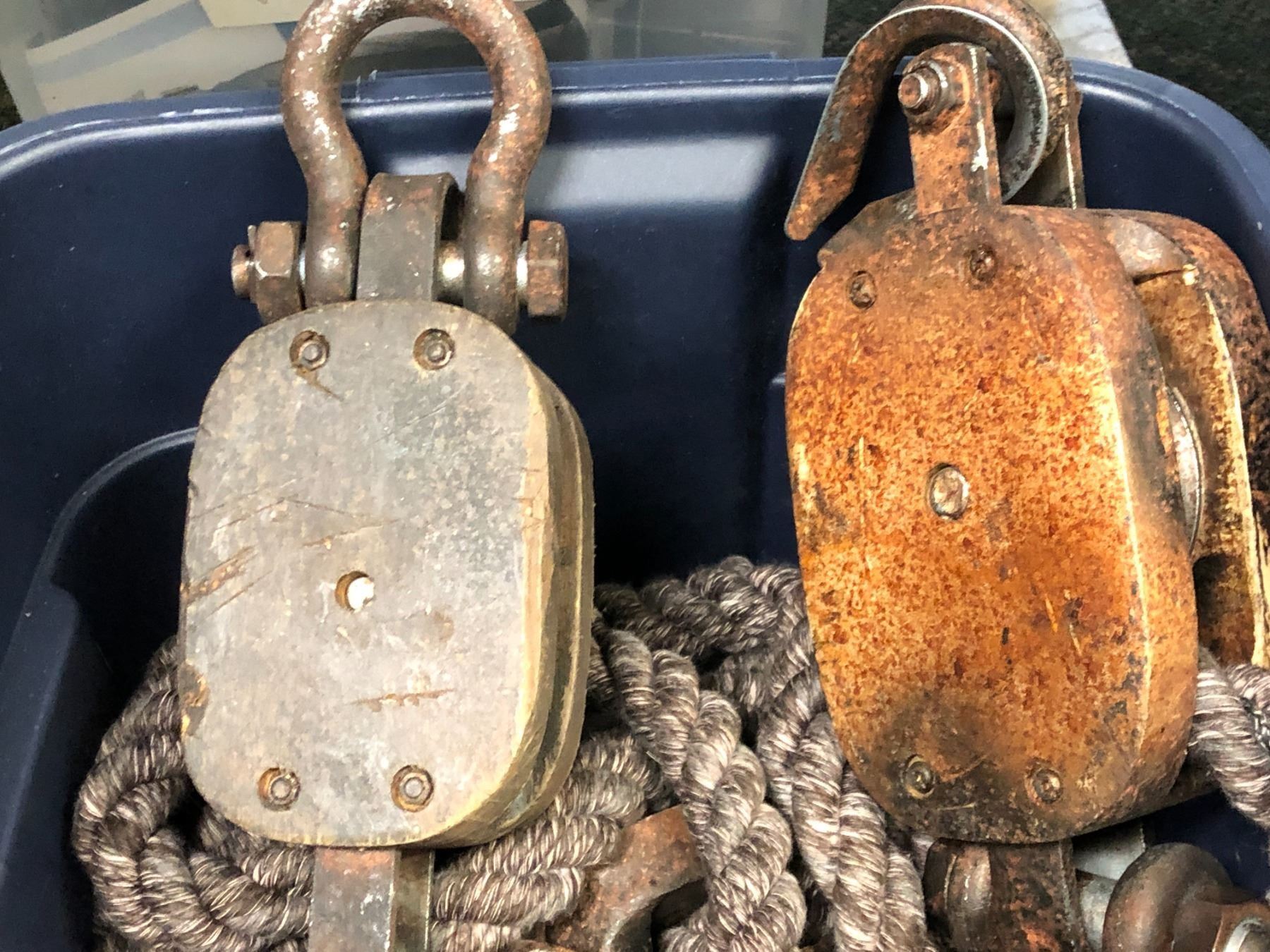 Ropes & block hoist pulleys - London tavern box