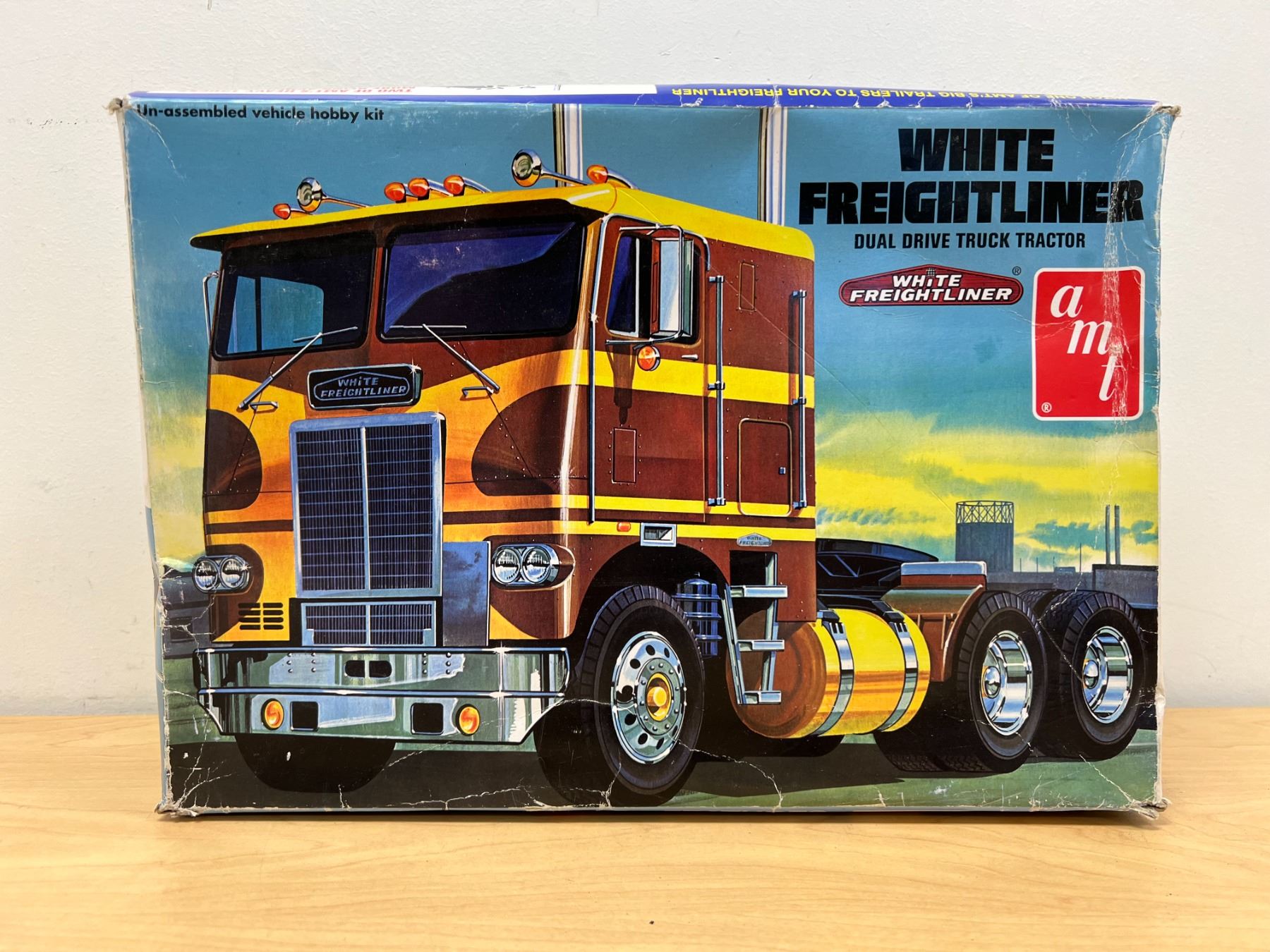 AMT White Freightliner Model Kit 1/25 - open box but looks complete see ...