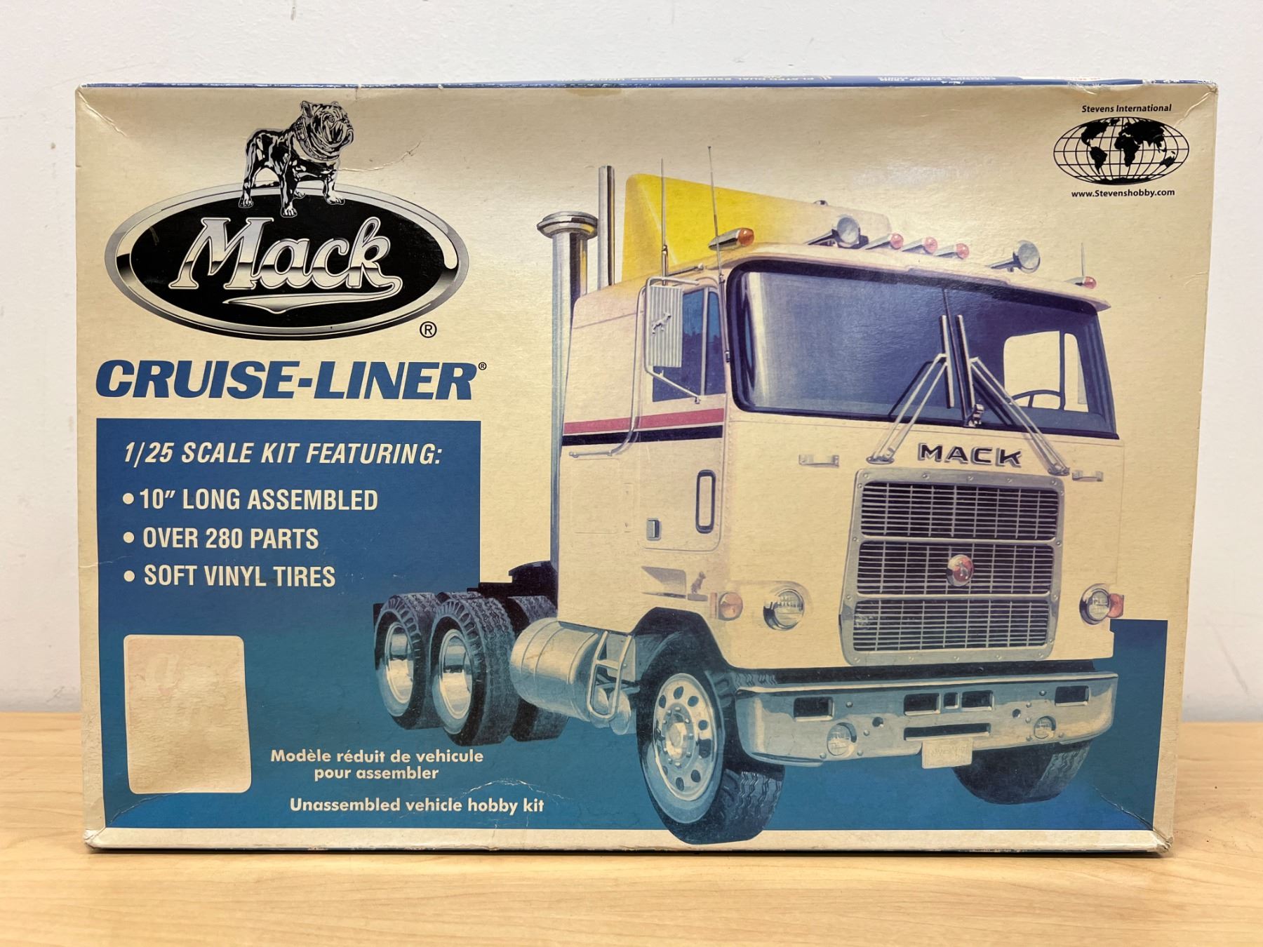 AMT Mack Cruise-Liner Model Kit 1/25 - open box but looks complete see ...