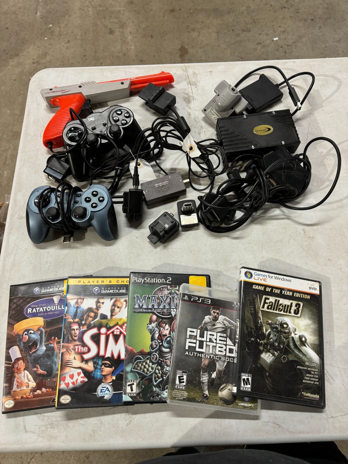 Miscellaneous gaming items game cube etc