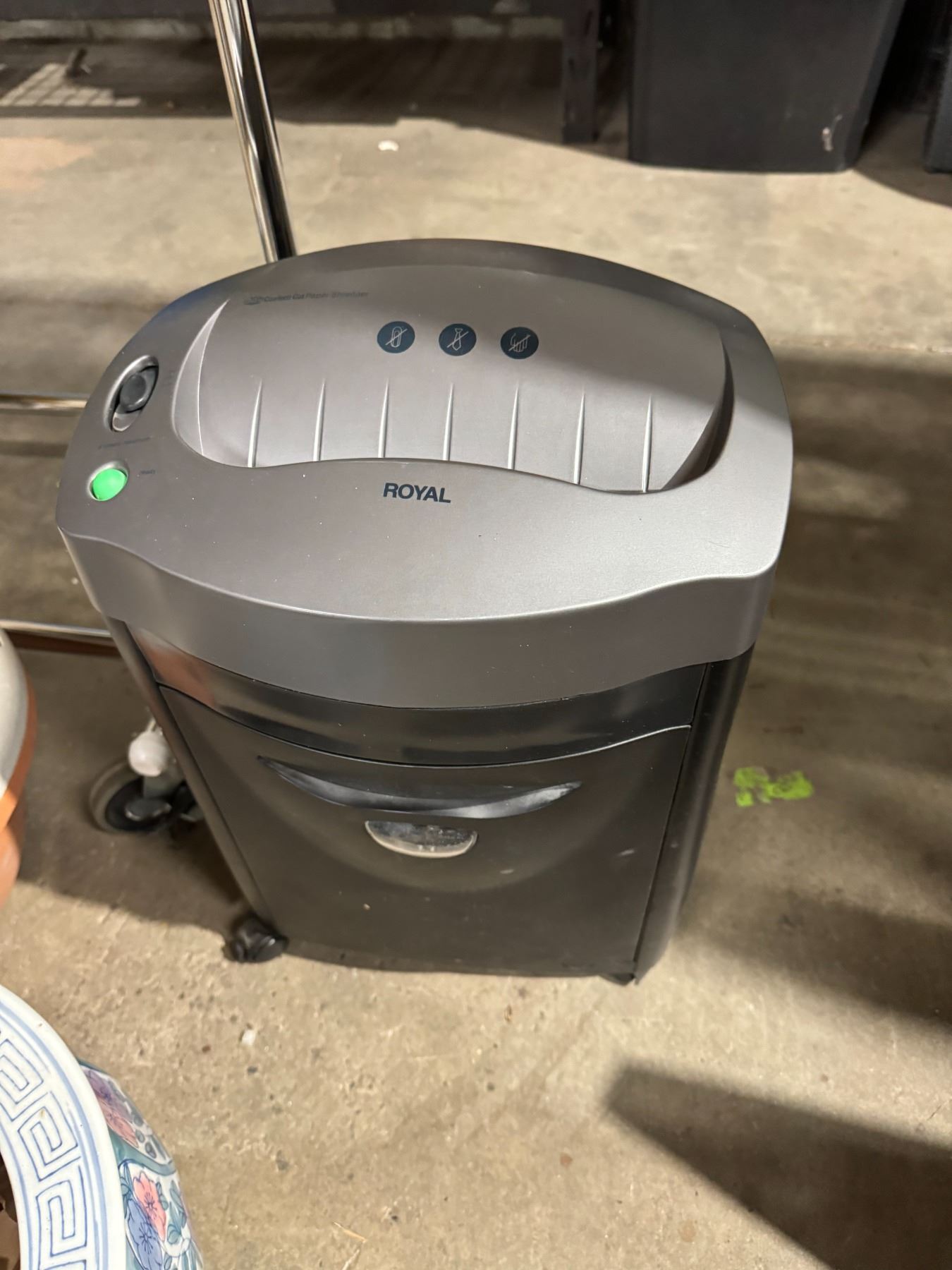 Royal paper shredder