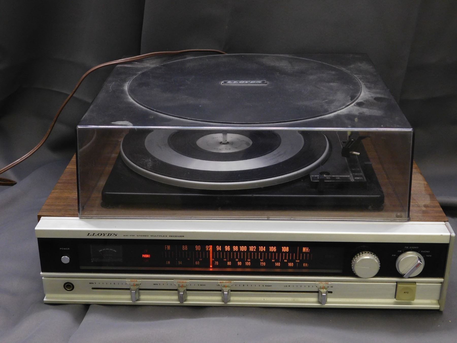 Lloyds AM FM Multiplex Receiver with Turntable Record Player with Speakers