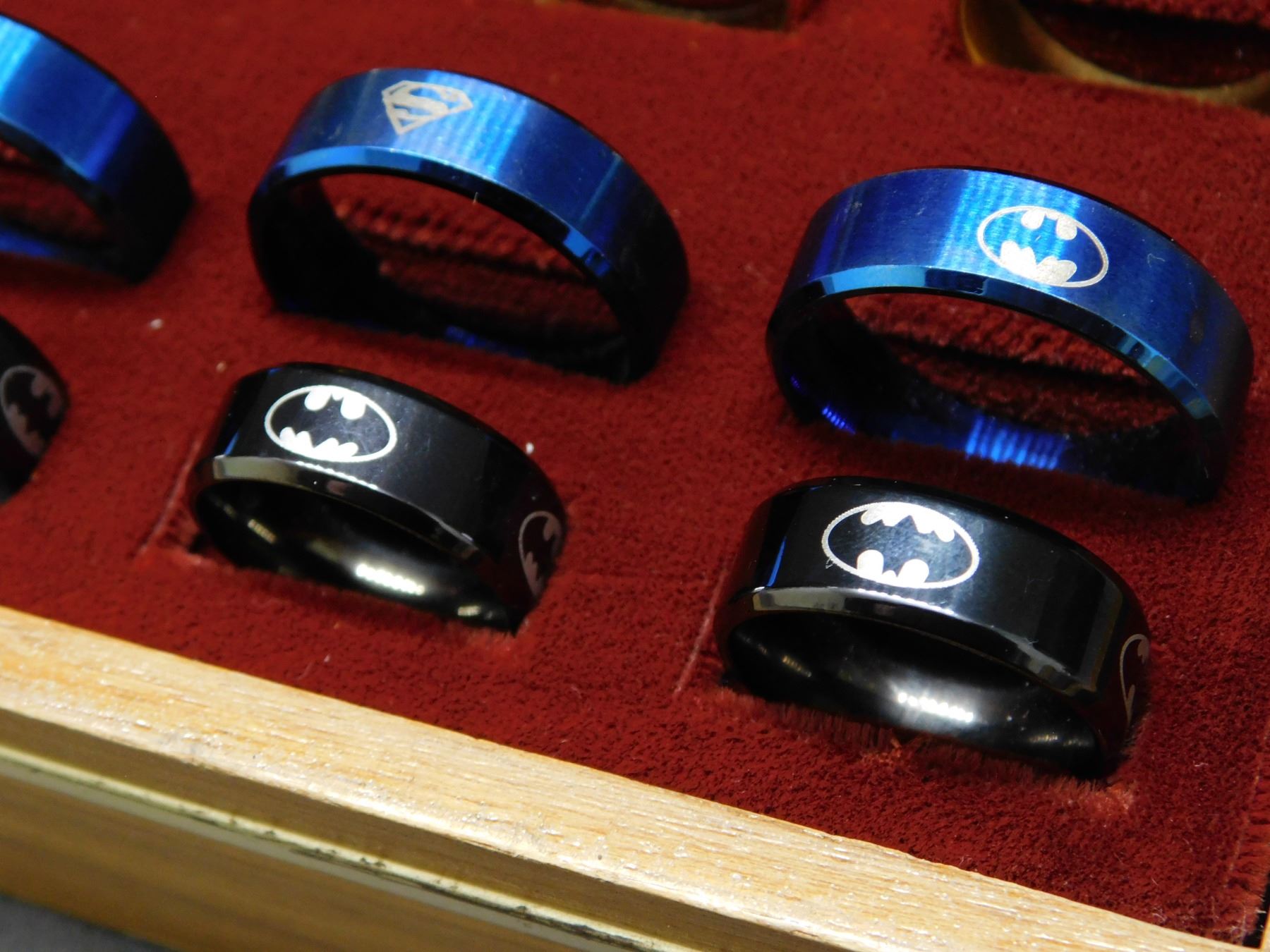 Lot of 20 Assorted Mens Metallic Rings DC Superman Batman Various Sizes ...