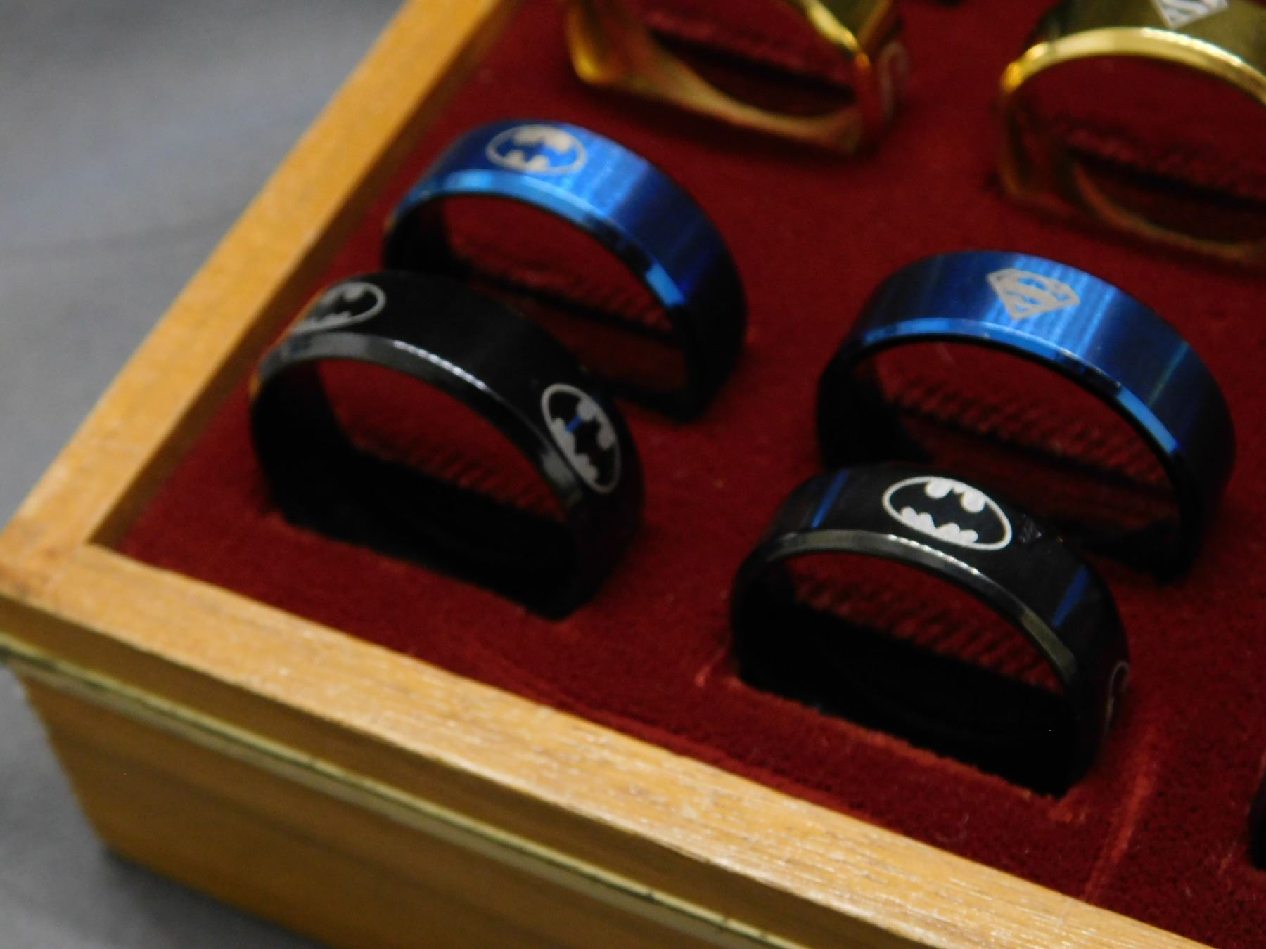 Lot of 20 Assorted Mens Metallic Rings DC Superman Batman Various Sizes ...