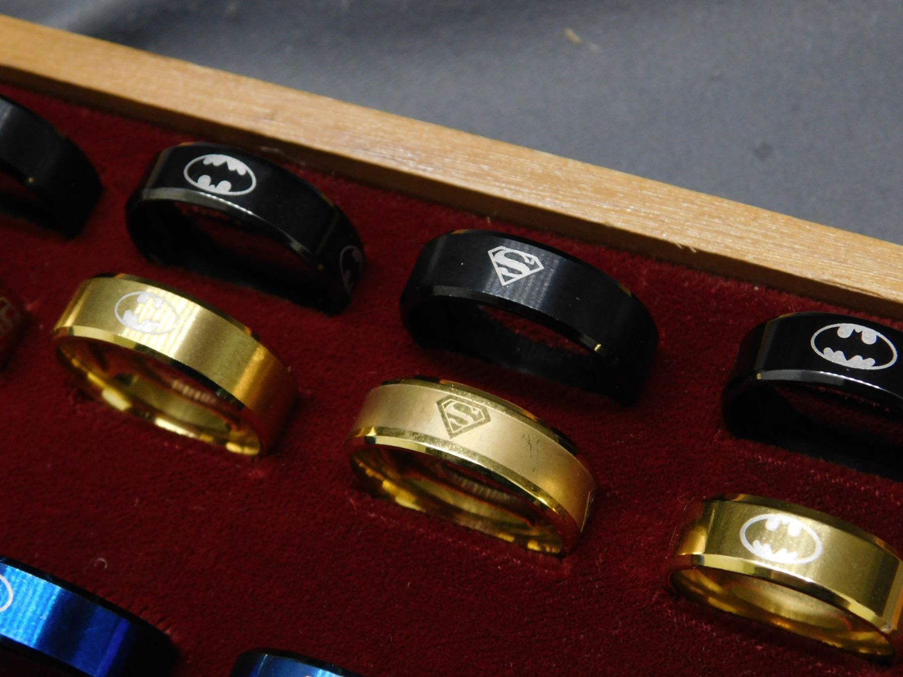 Lot of 20 Assorted Mens Metallic Rings DC Superman Batman Various Sizes ...