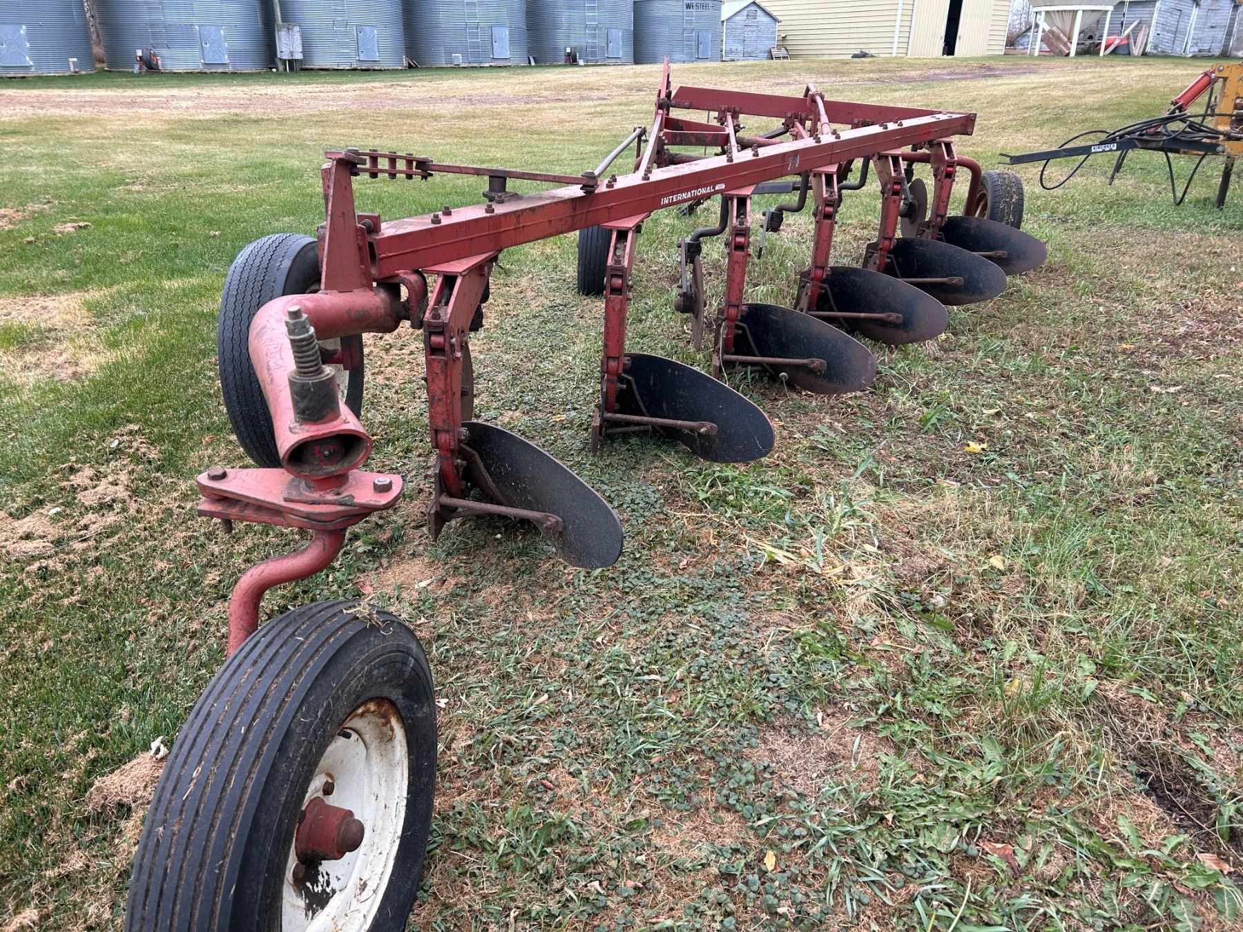 IHC Model 770, 6 Btm Plow, 16", missing a few coulters