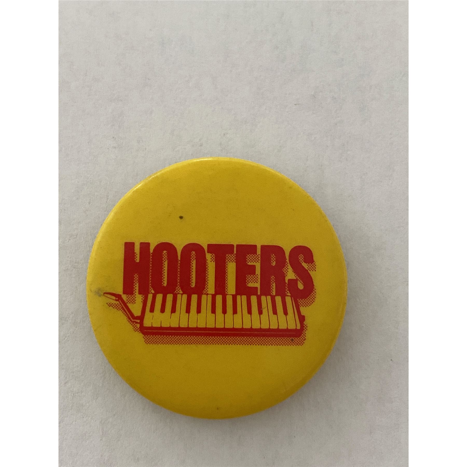 Hooters vintage pin