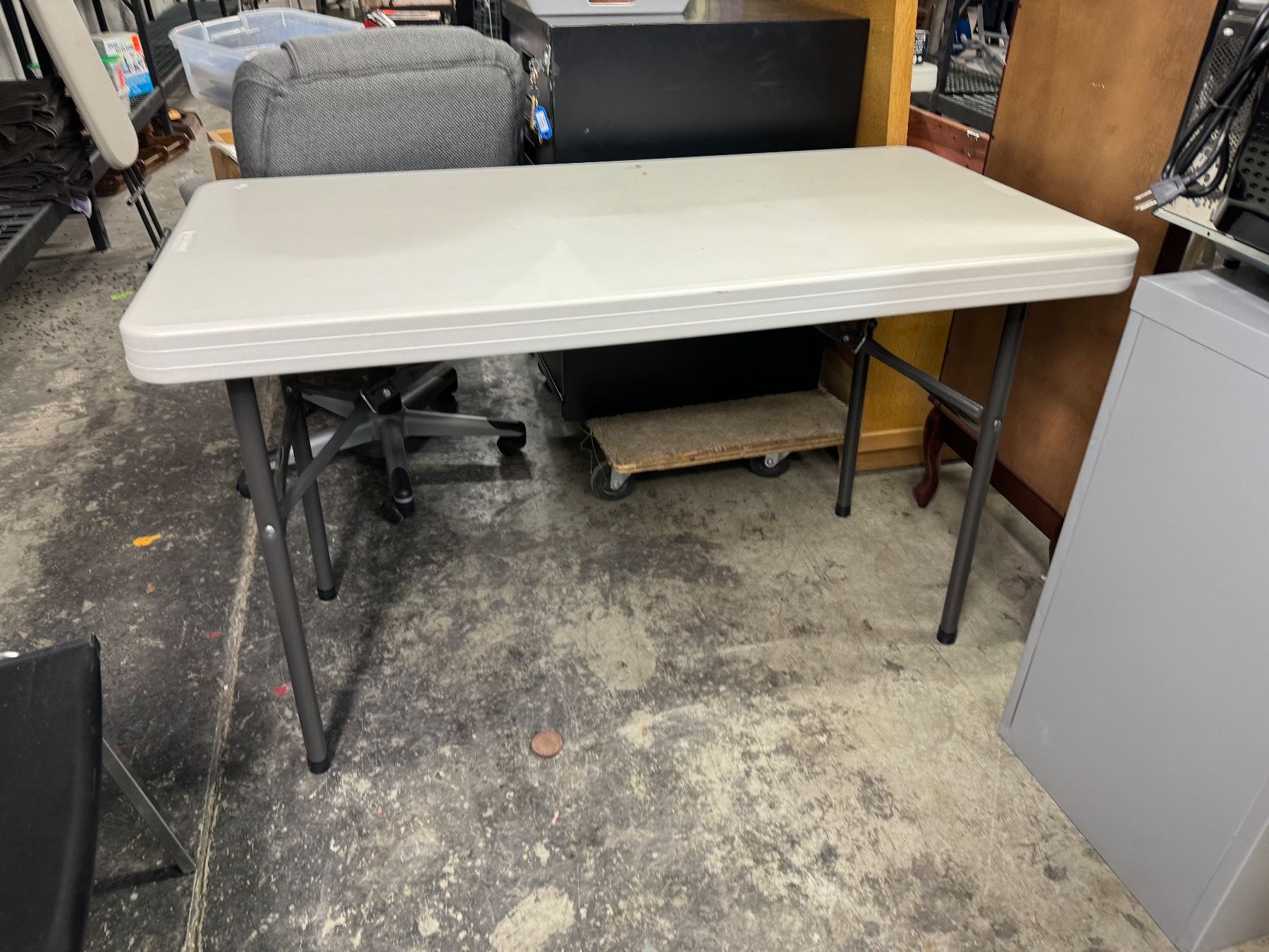 Lifetime folding table 4ft
