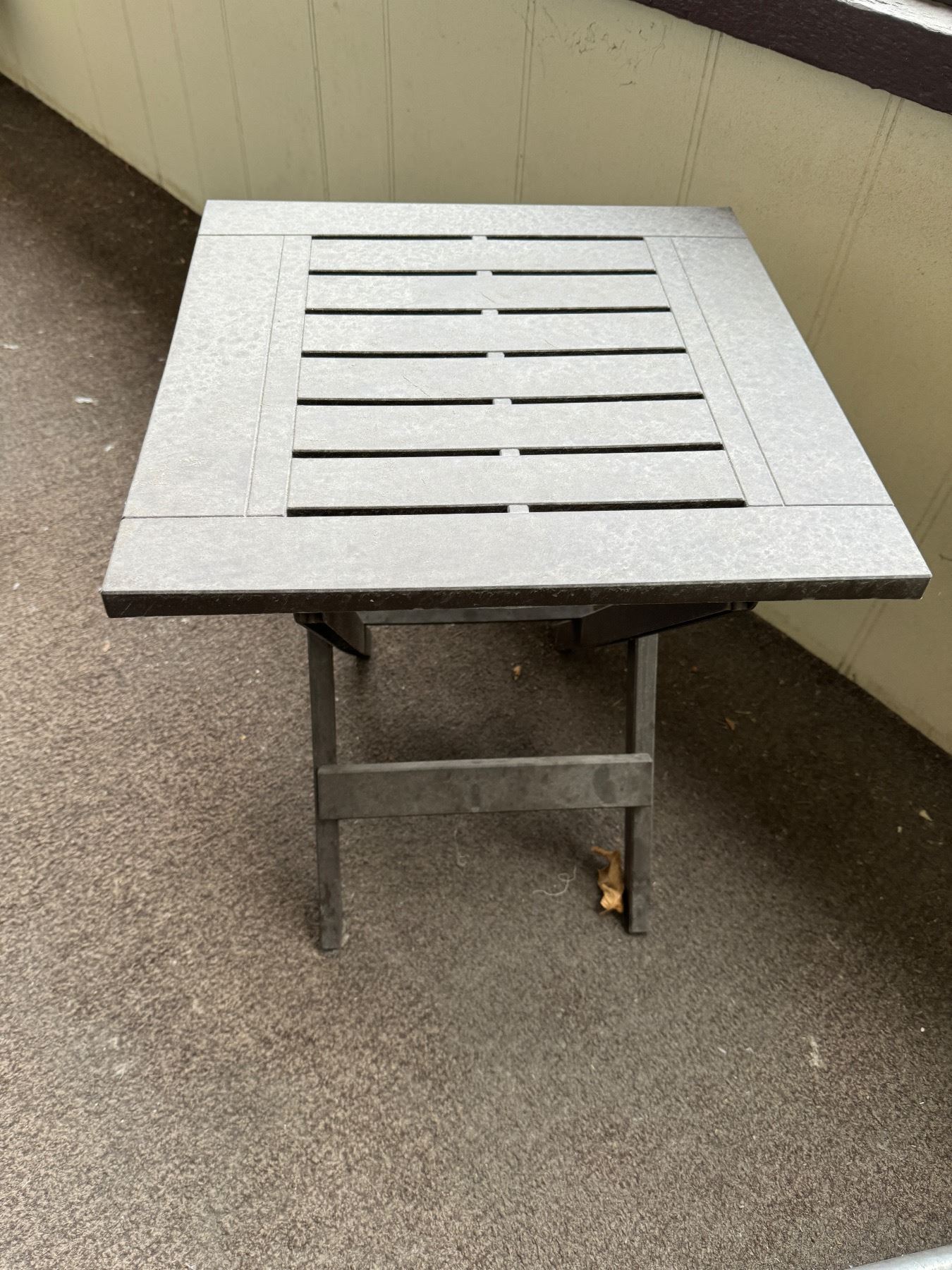 Folding patio table