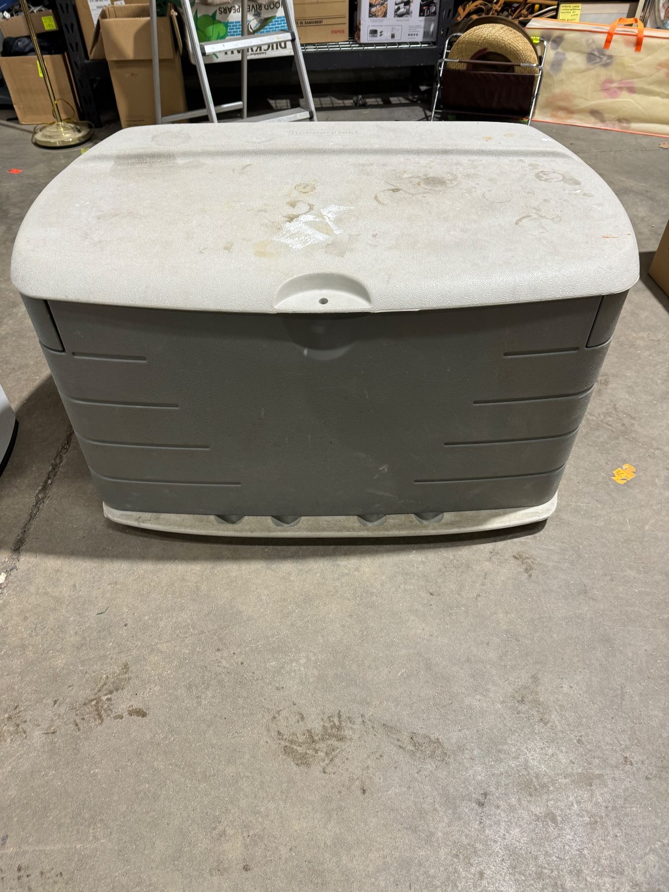 Rubbermaid storage box