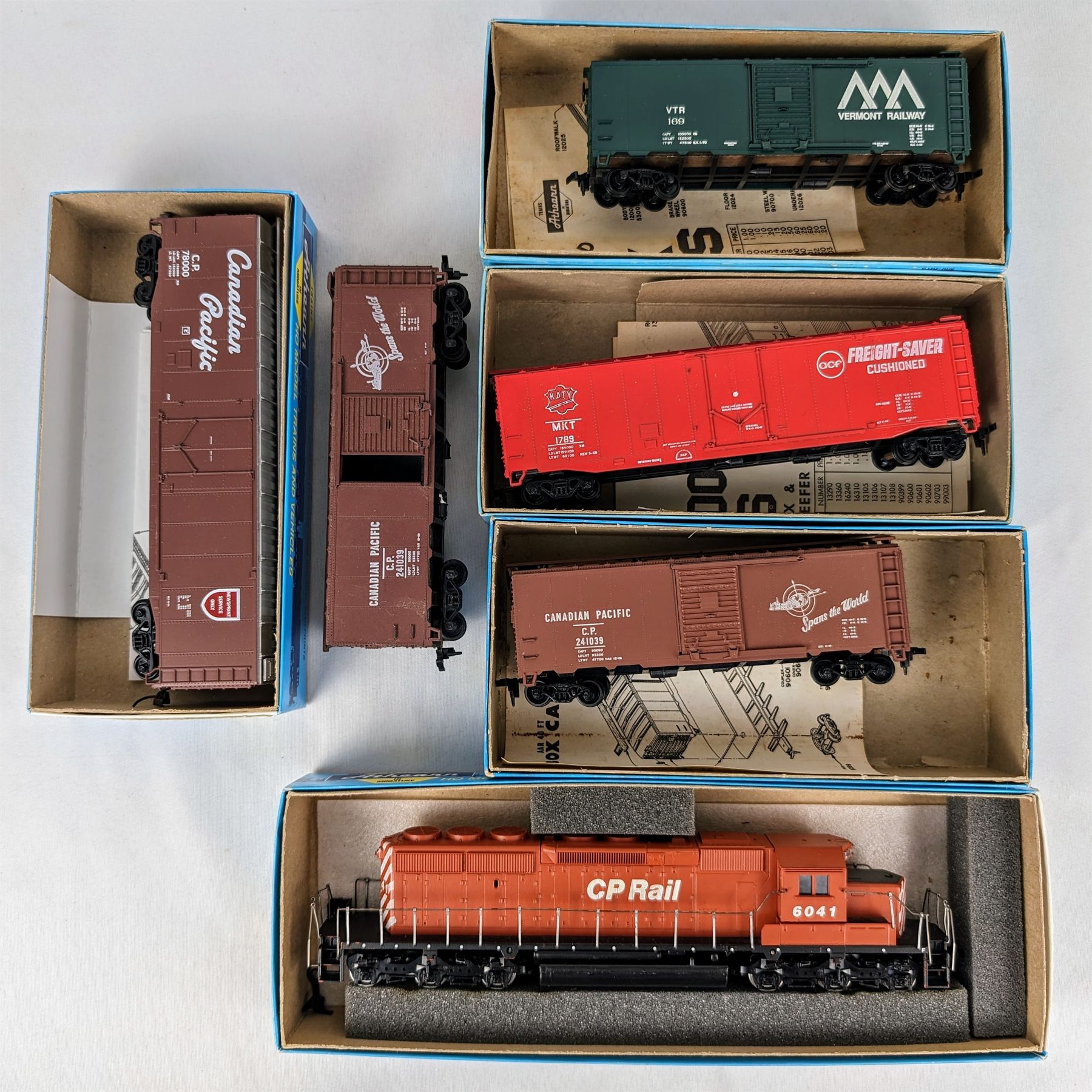 Anthern CP Rail #6041 Diesel Locomotive Train Engine & Various Cars