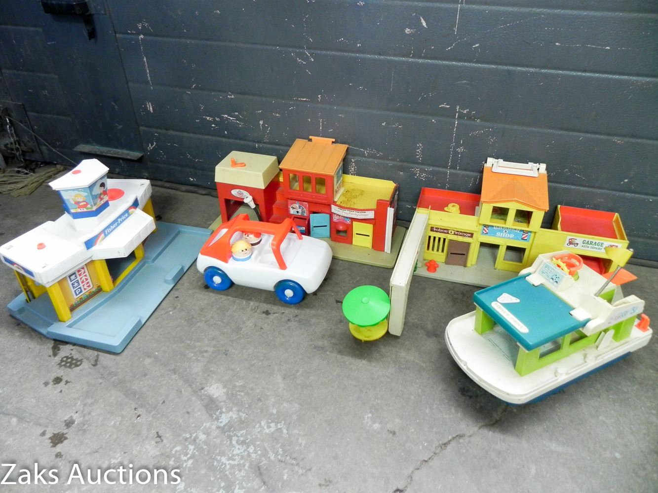 LARGE FISHER PRICE LITTLE PEOPLE LOT